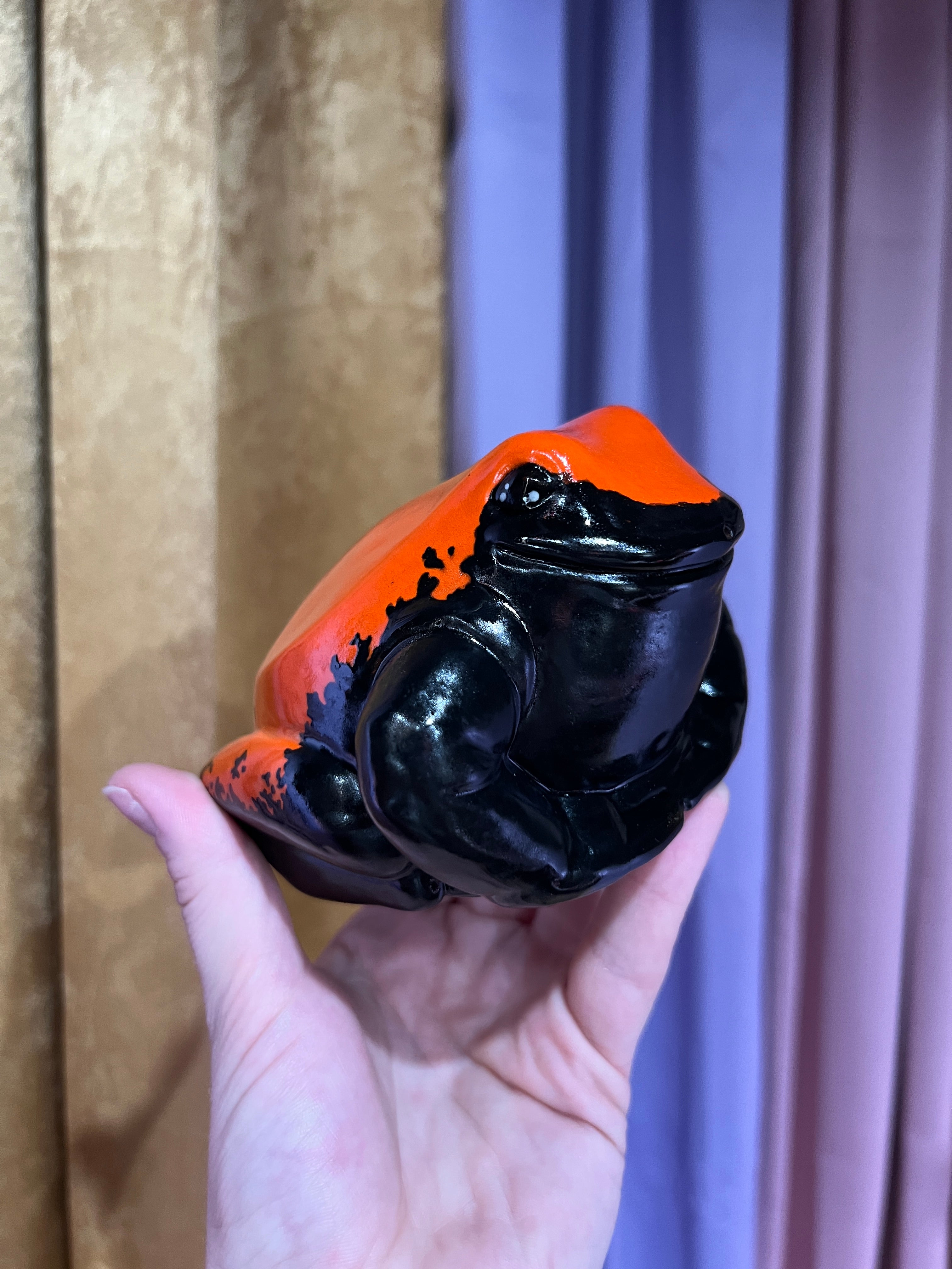 InkkSpot the Splash Back Poison Frog – Kalliope Yvonne Ceramics